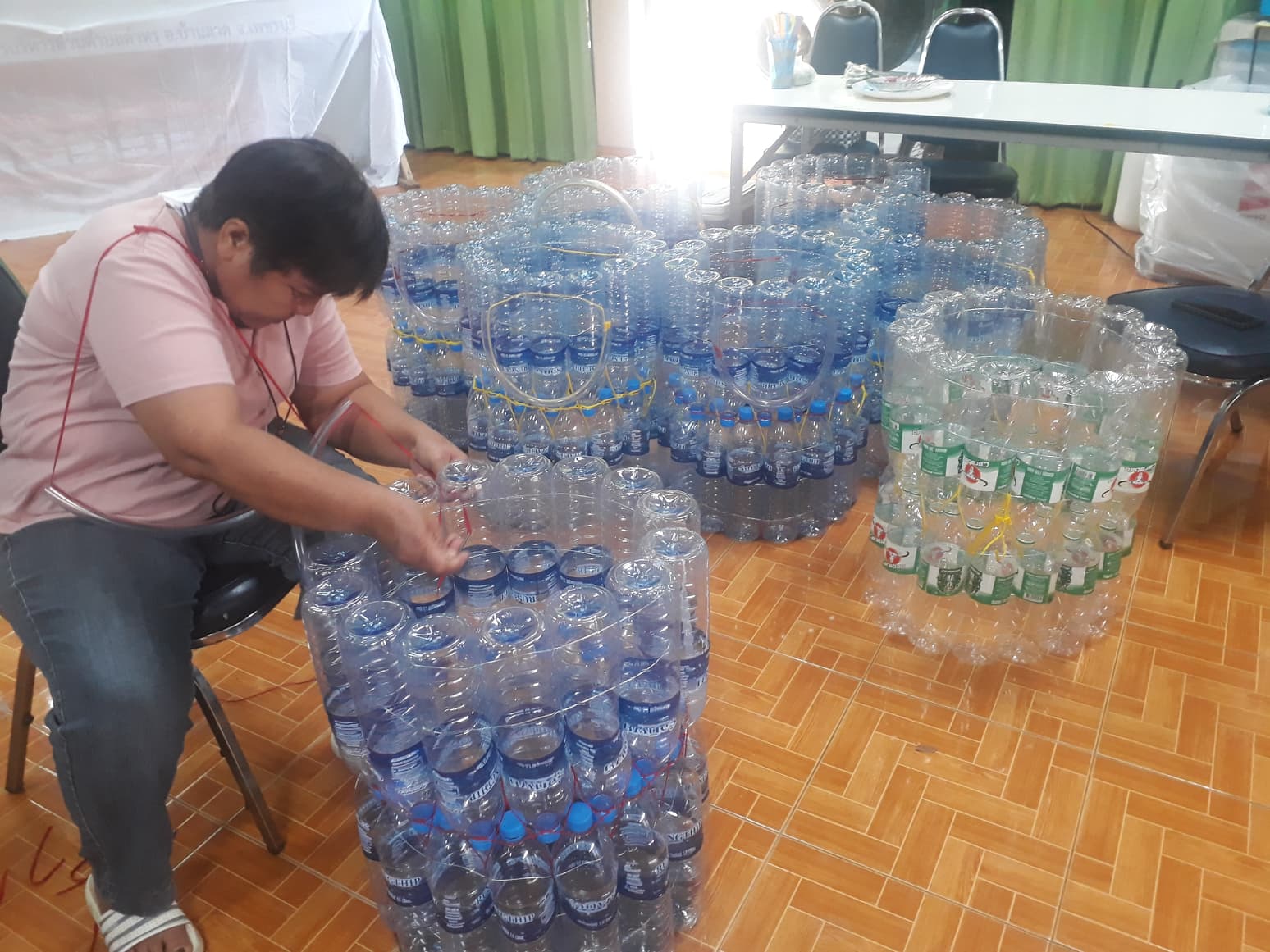 โครงการถังขยะจากขวดน้ำพลาสติกขององค์การบริหารส่วนตำบลตำหรุ อำเภอบ้านลาด